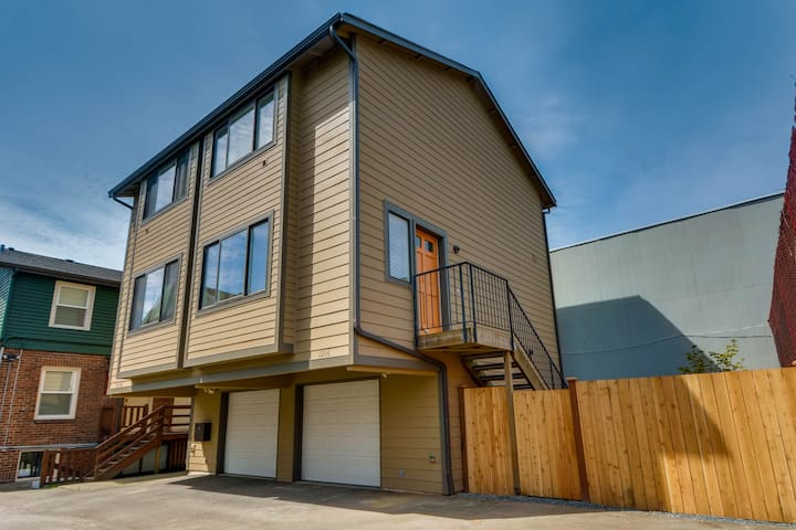 2br 1.5 Bath Town House Close To Everything - South Seattle - Seattle