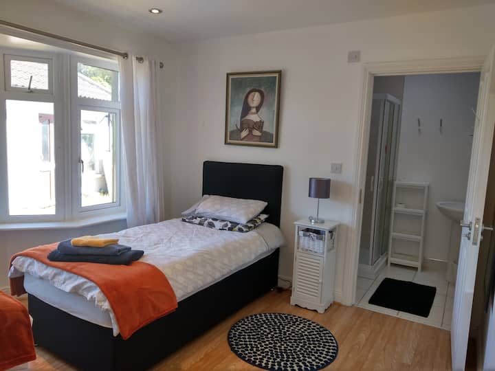 Twin Room Ensuite Near To Dublin Airport. - Skerries