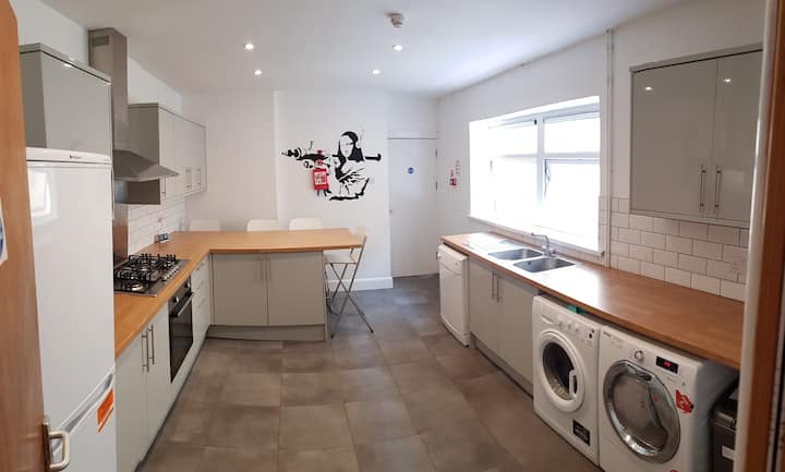 7 Bed Large Town House, Sea Views & Central - Wales