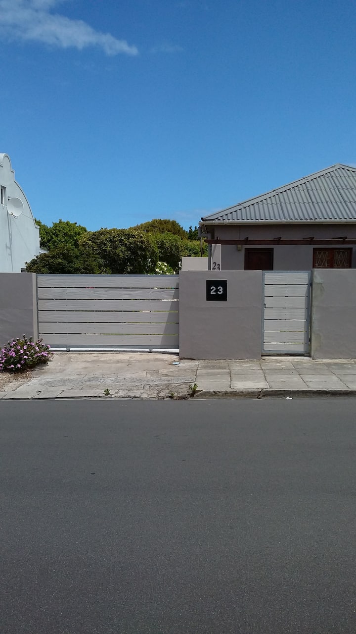 Fully Equiped Self Catering 2 Bedroom House - Hermanus