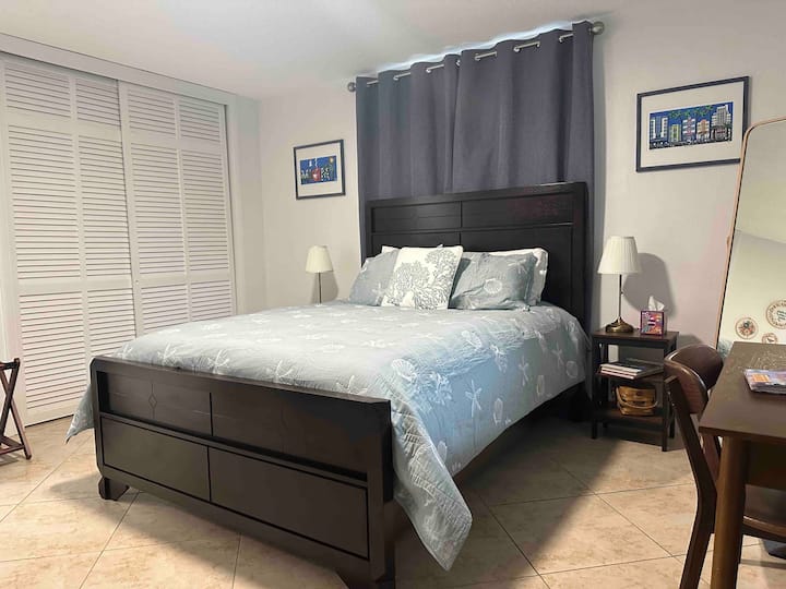 Enjoy South Beach Living, Free Pkg, Walk To Beach - South Beach, FL