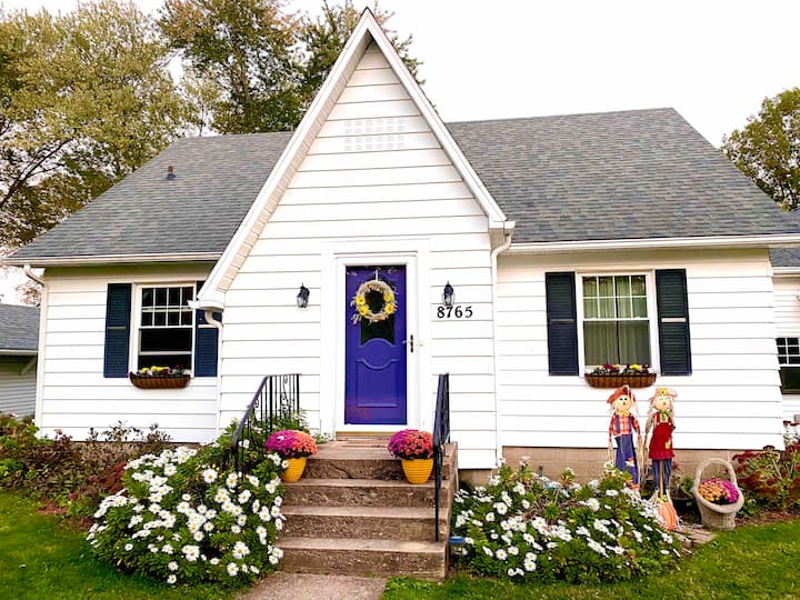 Comfy White Cottage - Berrien Springs, MI
