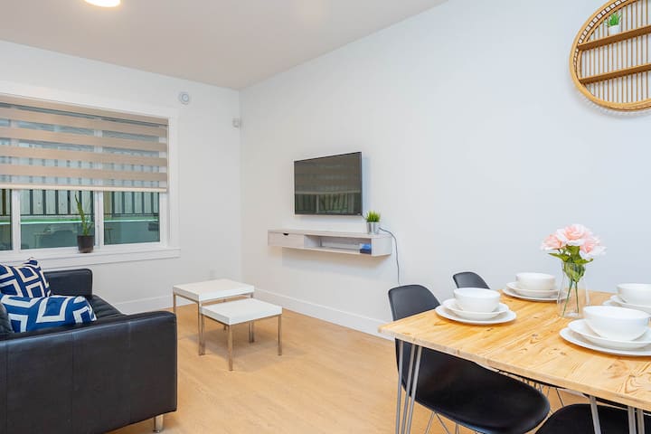 Private Bright 2 Bedroom South Facing Walk Out Apt - Surrey