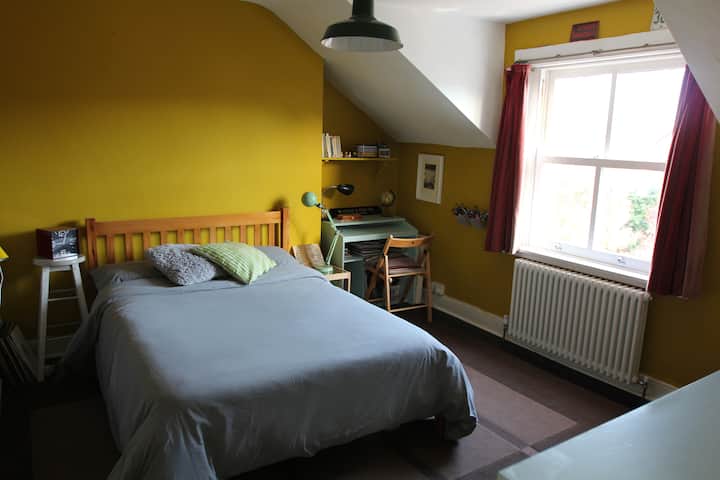 Large Double Room With Private Bathroom - Old Trafford