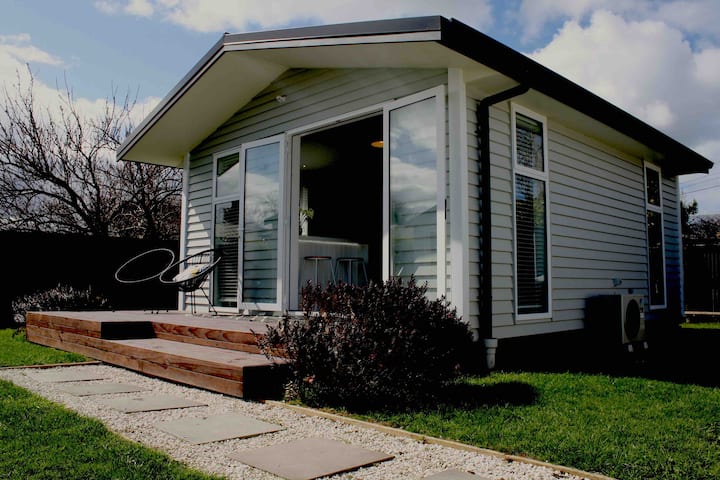 Cottage Charm Adorable, Cute With Outdoor Bath - Christchurch, New Zealand