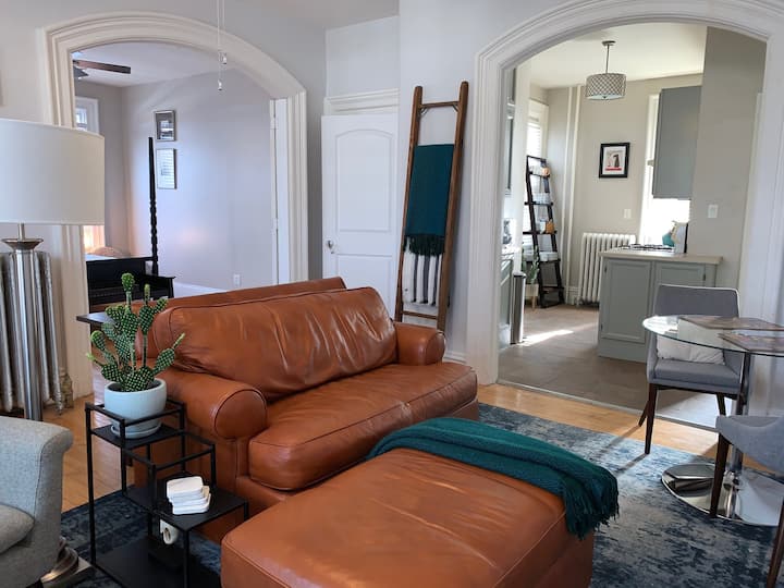 Charming Apartment Near Downtown Elgin And Metra. - Illinois