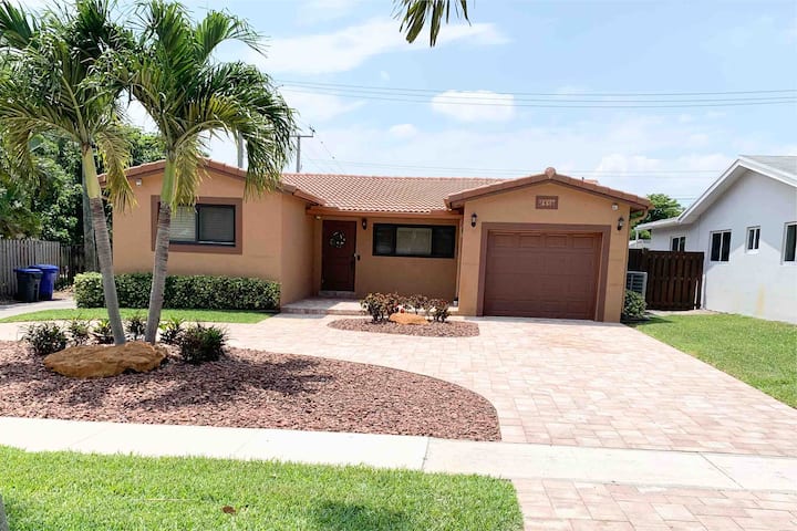 Costal Charm - Hollywood, FL