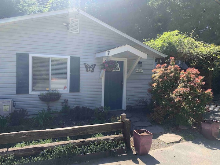 Comfy Cottage, Secluded Yet Really Close To Town - Parksville