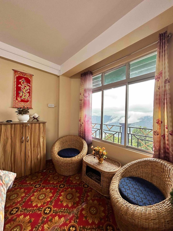 A Quiet Nest(white Room):view Of Kanchenjunga - Darjeeling