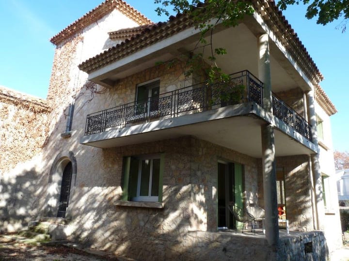 Grande Villa Aux Larges Volumes - Nîmes