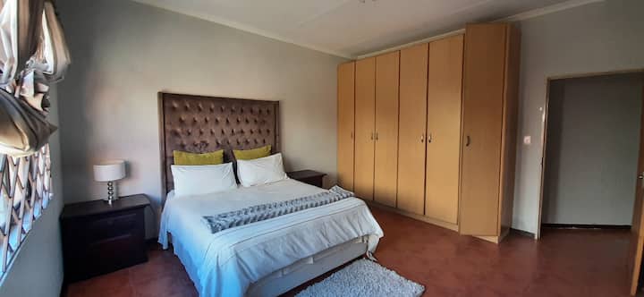 Pioneerspark,2 Bedrooms Second House Very Spacious - Windhoek