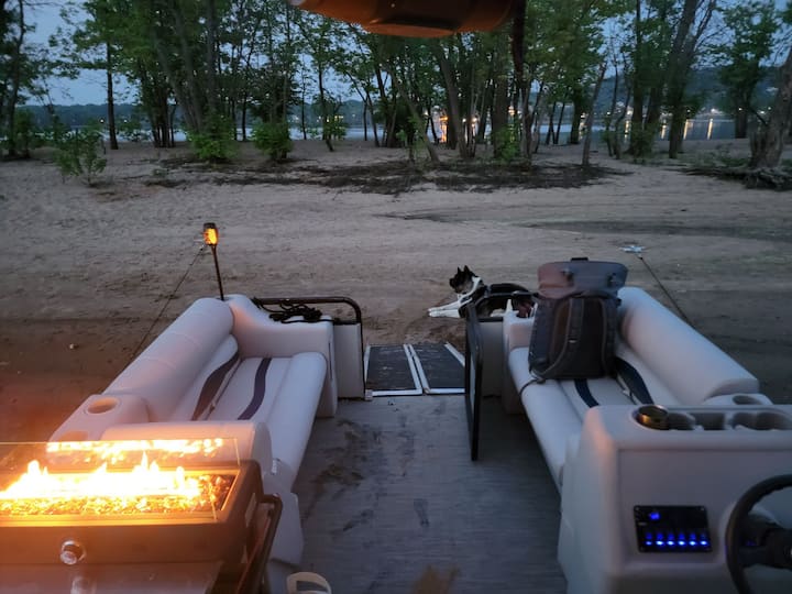 Enjoy This Unique Houseboat ! - Hudson, WI