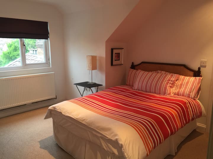 Double Loft-room With Private En-suite - Bristol