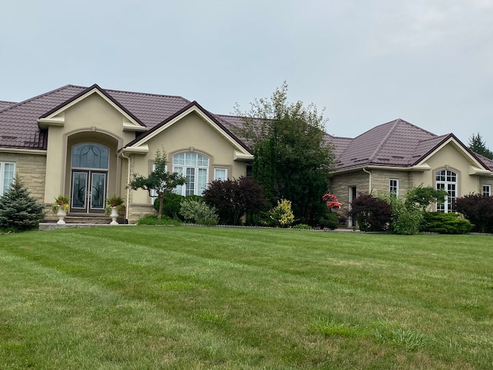 Estate Lot Executive Home 2 Bedroom S - Bolton