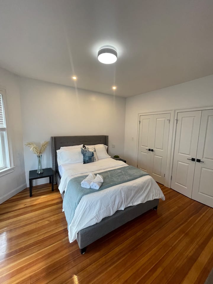 Swanky Unit W Cntrl Air, Mins 2 City Modrn Top Flr - Winthrop, MA