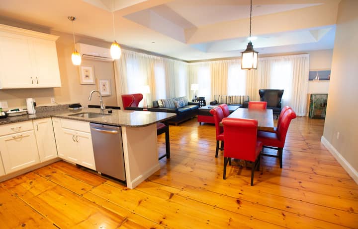 2 Bedroom Deluxe Suite @ 84 Main, Kennebunk Me - Kennebunk, ME