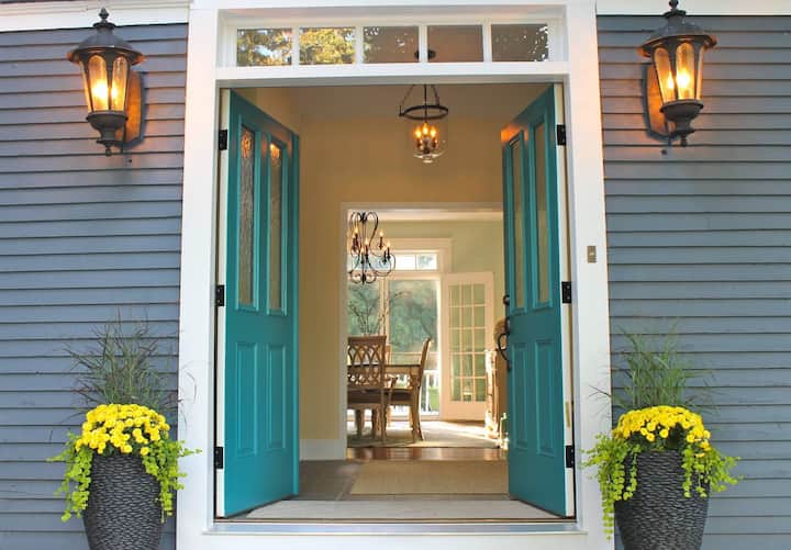 Water & Vine Manor & Carriage Houses - ロートン, MI