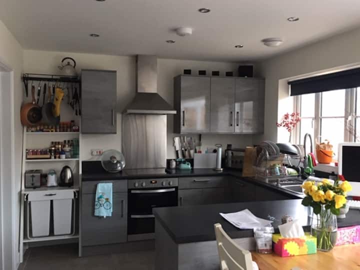 Spacious Double Bedroom Close To Newmarket - Newmarket