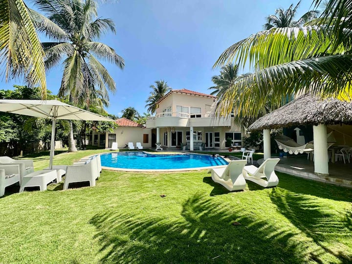 Staffed Beachfront Villa With Pool - El Salvador
