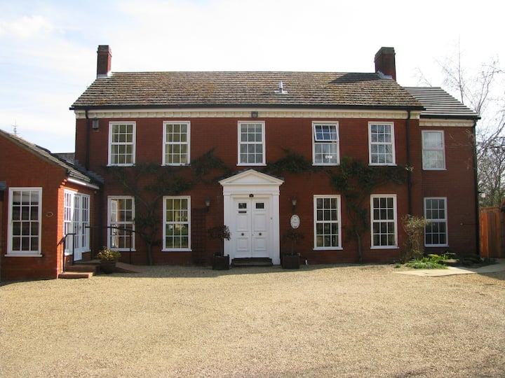 Pleasing Country House And Garden - Bedfordshire