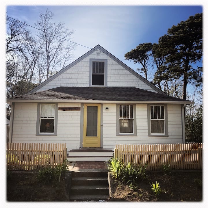 Idyllic Bayside Cottage - Wellfleet, MA