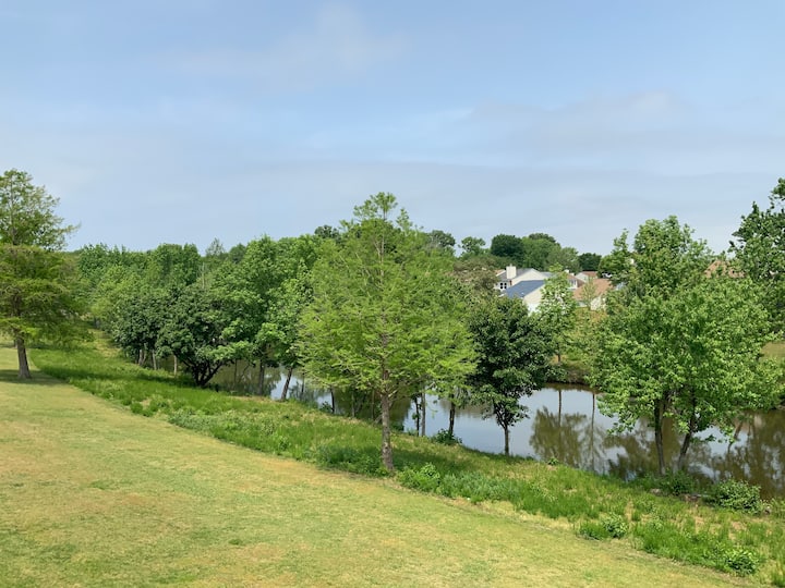 Spacious 2-bedroom Condo W/ Water View - Virginia