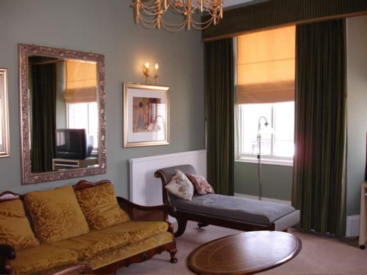 Large Comfortable Four Bedroom Apartment - Dunblane