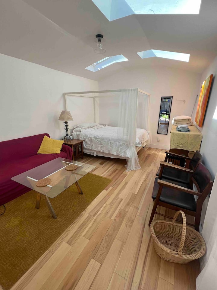 Studio Guest House With Skylights - Oakland, CA