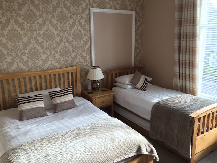 Aberdeen Camillia Guest House Rm 4 With Ensuite, - Aberdeen