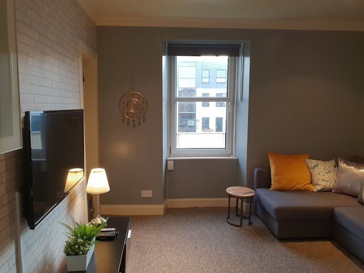Modern Broughton Apartment - Walk To City Centre - Edinburgh