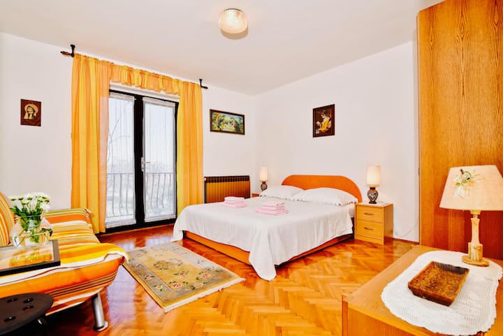 Two Bedroom Apartment With Balcony Near Beach - Galešnjak