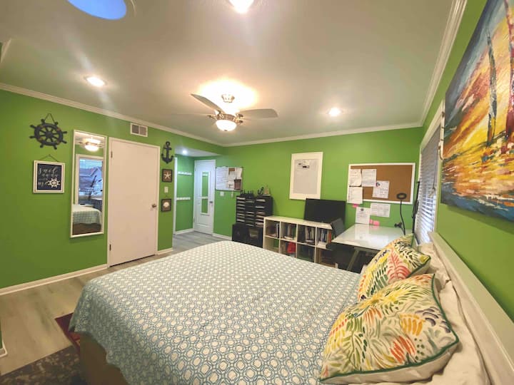 1 Private Master Room, Sleeps 3, 2 Shared Baths - Costa Mesa, CA
