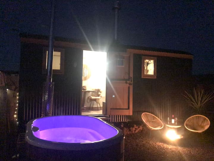 Travis Private Rustic Hut With Wood Fired Hot Tub - Devon