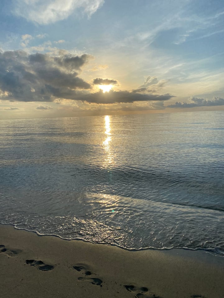 Lovely Home! Paradise At Sunny Isles Beach! 2bd/2bth Ocean View Beach Condo. - Surfside, FL