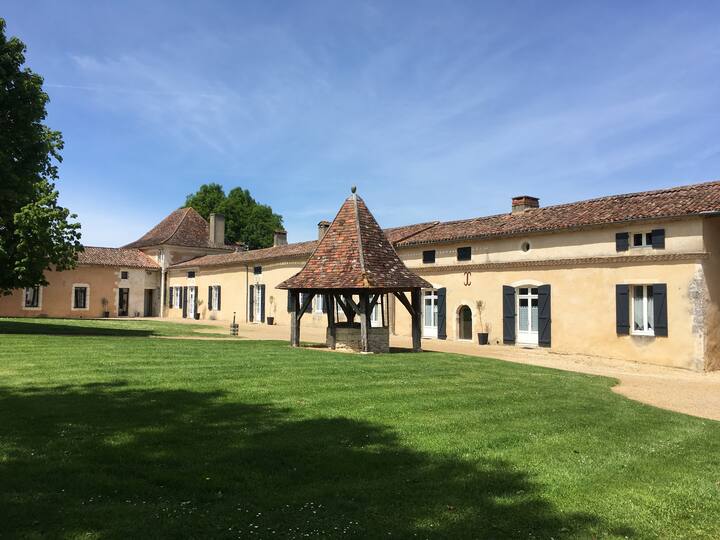 Gîte De Charme Les Hirondelles Avec Piscine - Château de Neuvic
