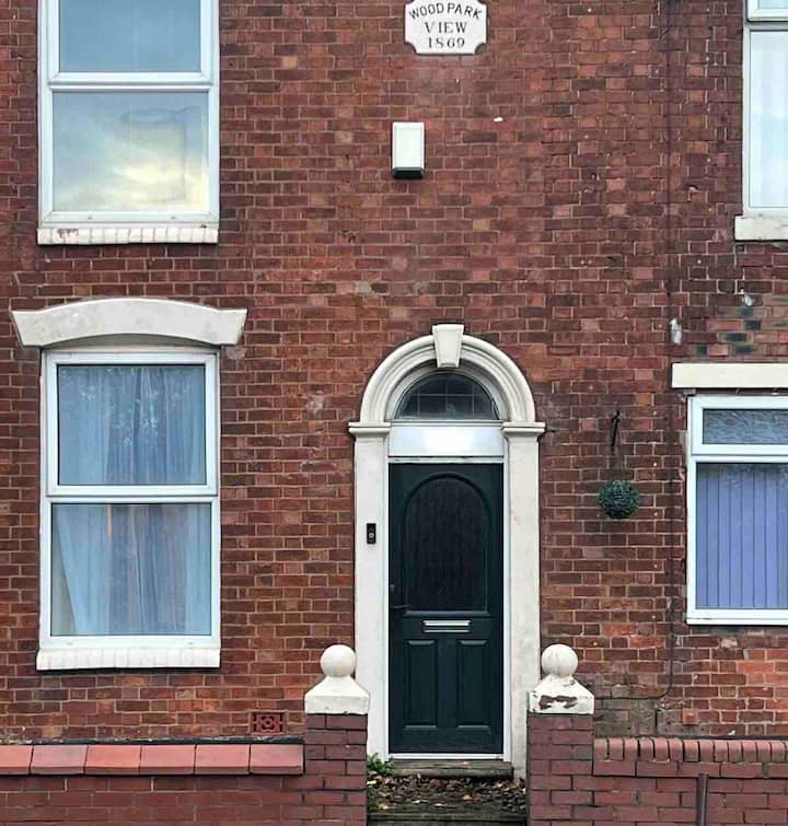 Two Bedroom House: Self Check In - Oldham