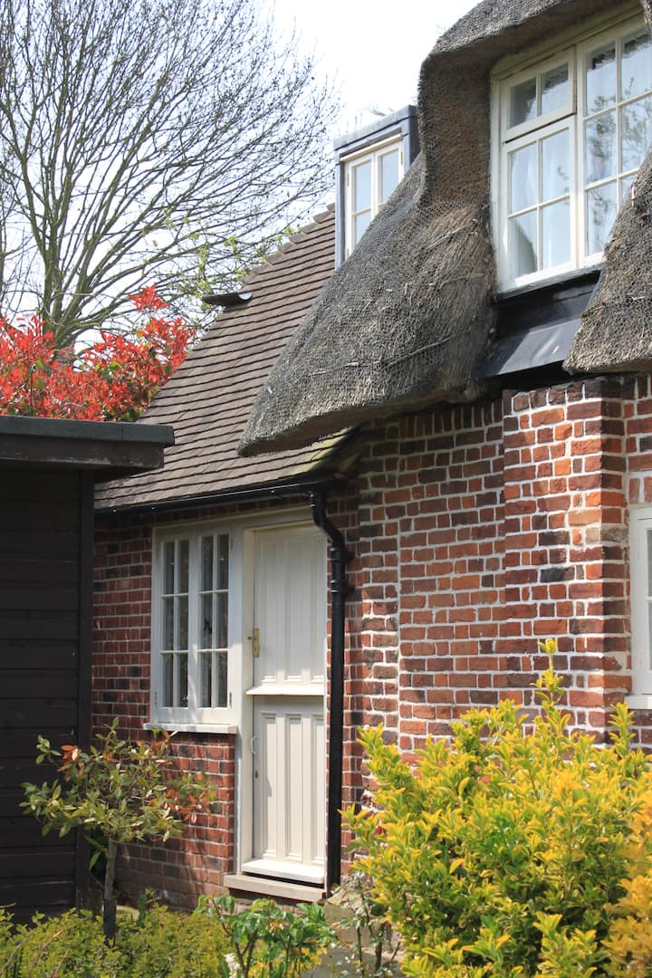 Bed And Breakfast In Pretty Thatched Cottage - Kent