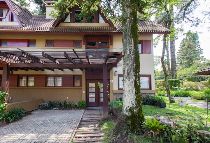 Casa Central - Em Condomínio Com Piscina - Brasil