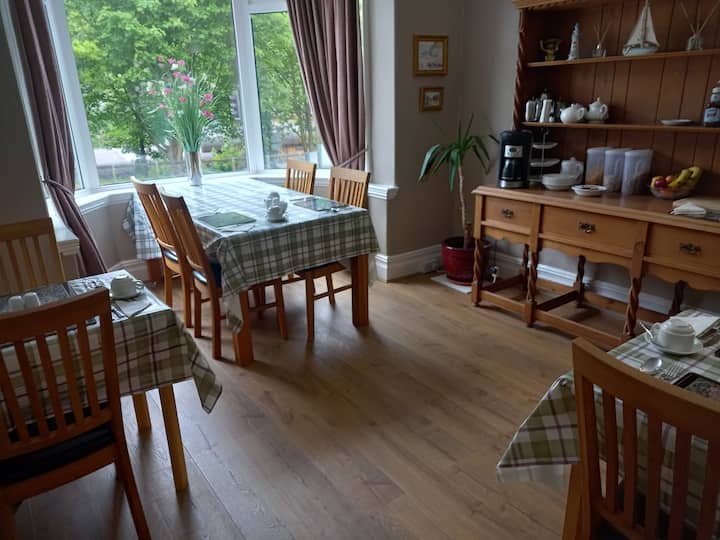 Friendly Family Rooms By The Sea 2 - Double - Scarborough