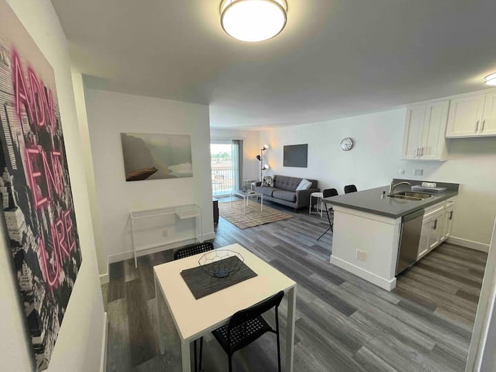 Spacious 1bd/1ba With Balcony,gym,pool,parking! - Los Angeles, CA
