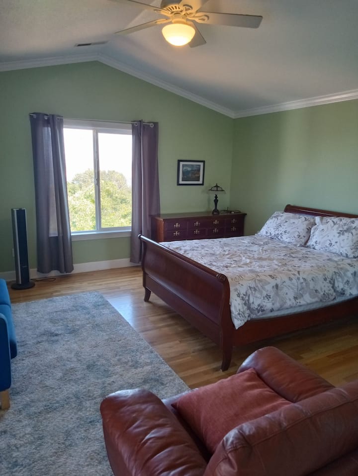 Lakeview Room - Kelseyville, CA
