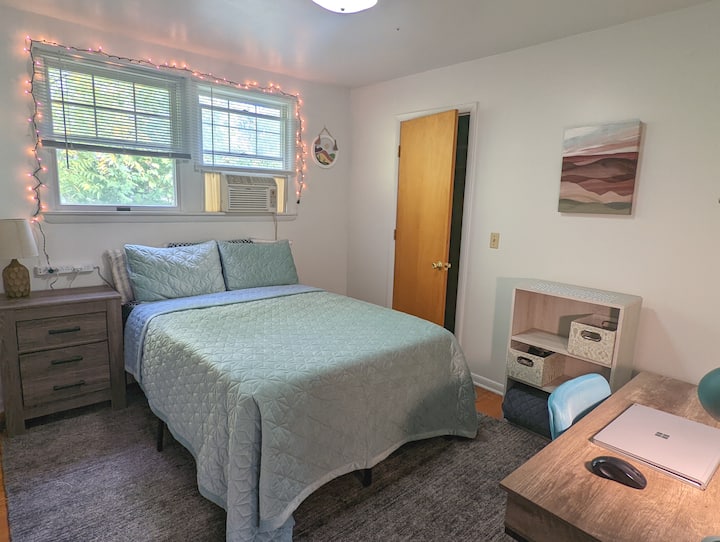 Sunny 1 Bedroom Apartment W/ Parking - Syracuse, NY