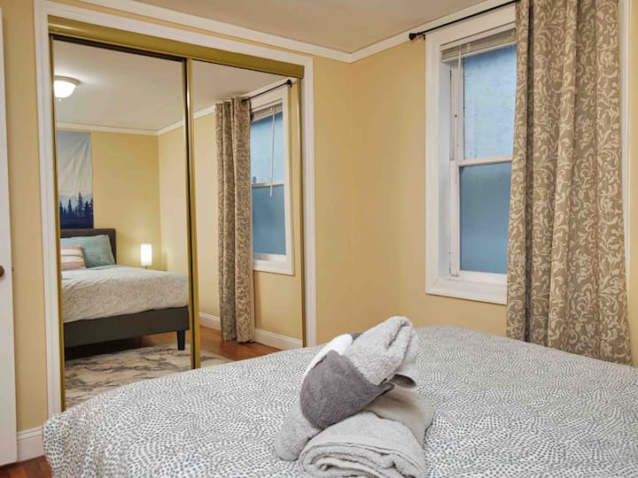 Affordable & Furnished Comfy Oakland Apt - Oakland, CA