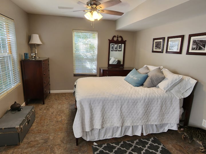 Adorable 1 Bedroom Place With A Pool, Private Area - Knoxville, TN