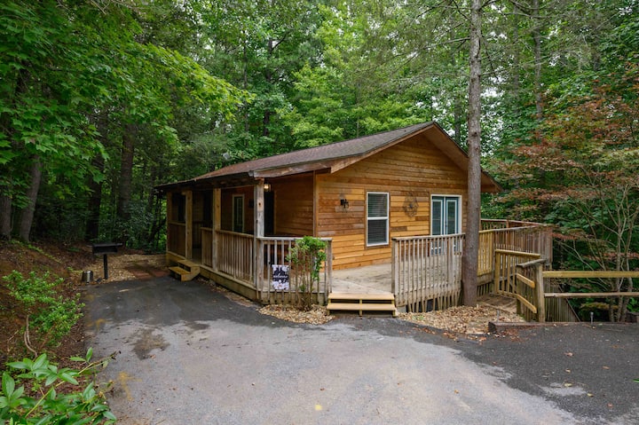 Perfect Location! Hot Tub, 2 King Beds, Bunk Room - Gatlinburg, TN