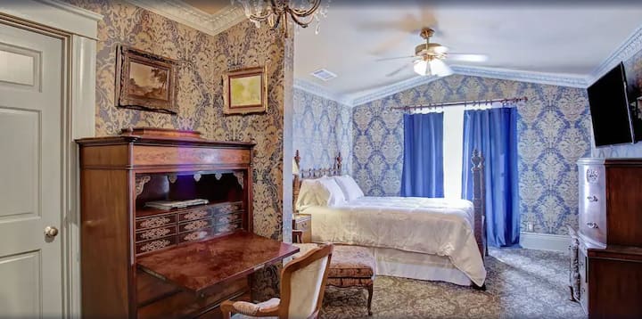 Queen Guestroom Suite In Houston Heights Inn - Houston, TX