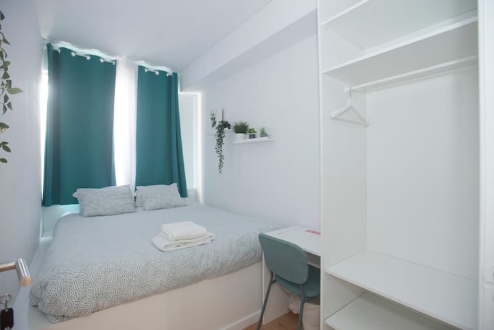 Budget Double Room With Shared Bathroom (Room 43) - Porto
