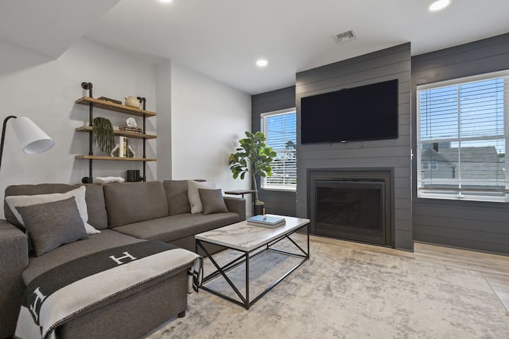 "Luxury Mystic Apartment "  0.8 Mile To Drawbridge - Mystic, CT