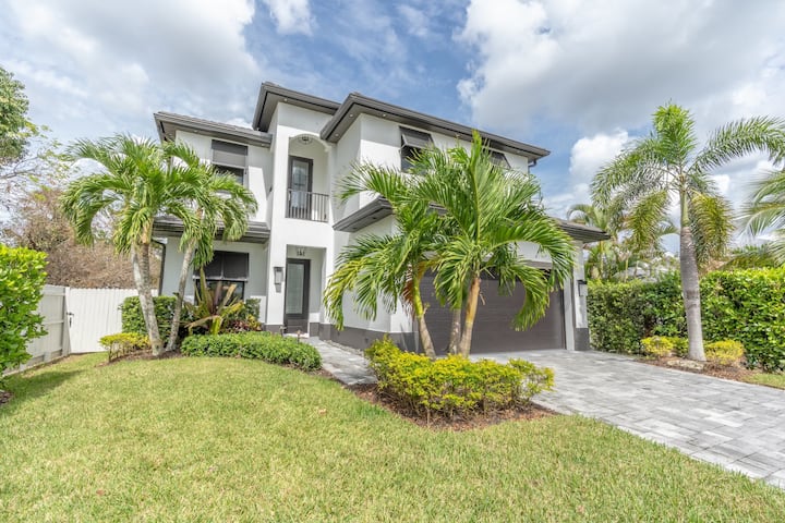 A Beautiful Modern Luxury Villa - Naples, FL