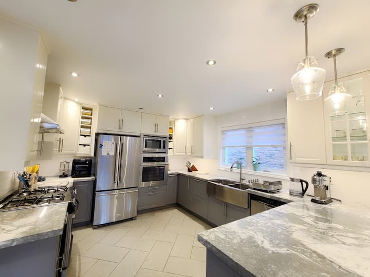 5-bdrm,  Near Airport, Square One, Utm & Trails - Mississauga